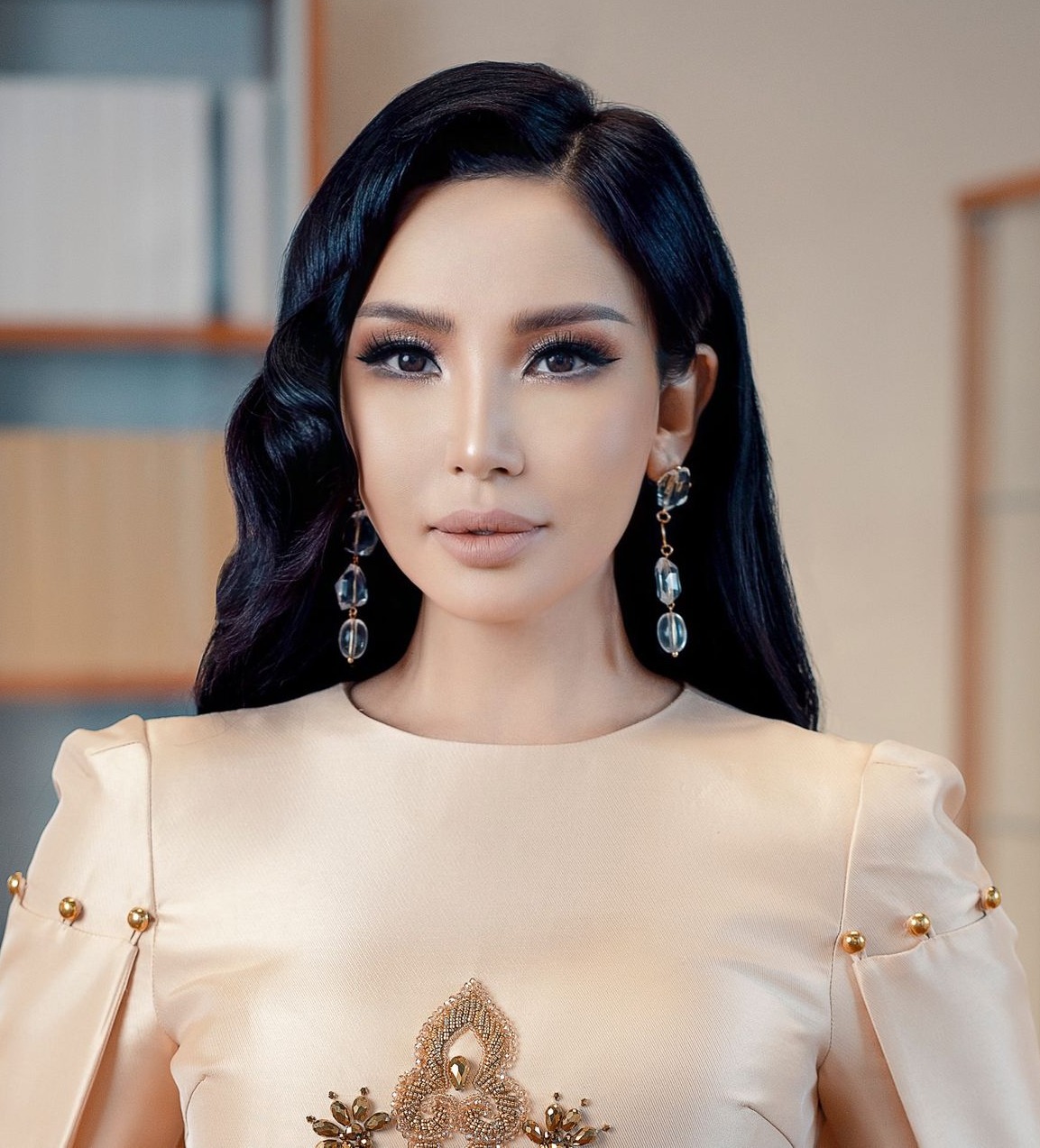 Дуучин Ч.Уранхолбоо: Ил цахилгаан утаснуудыг аюулгүй болгоход хувиасаа мөнгө өгнө – Seen.MN