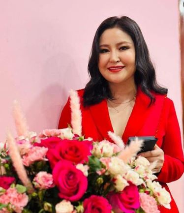 Дуучин Жимсээ хөтлөгч Билгүүнтэй сүй тавьжээ – Seen.MN